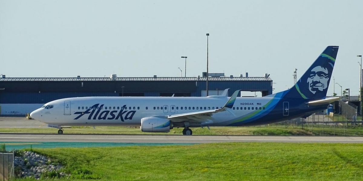 Alaska Airlines Customer Service Contact Info: Phone, Chat, Email, and ...